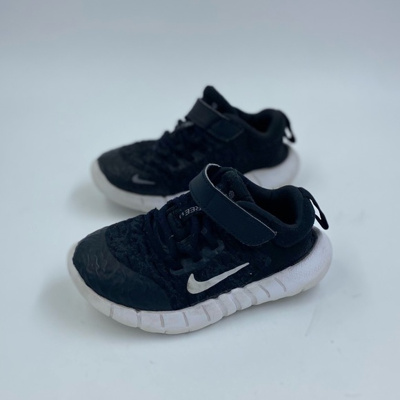 Nike | Shoes | Nike Free Black And White Toddle Size 9c | Poshmark